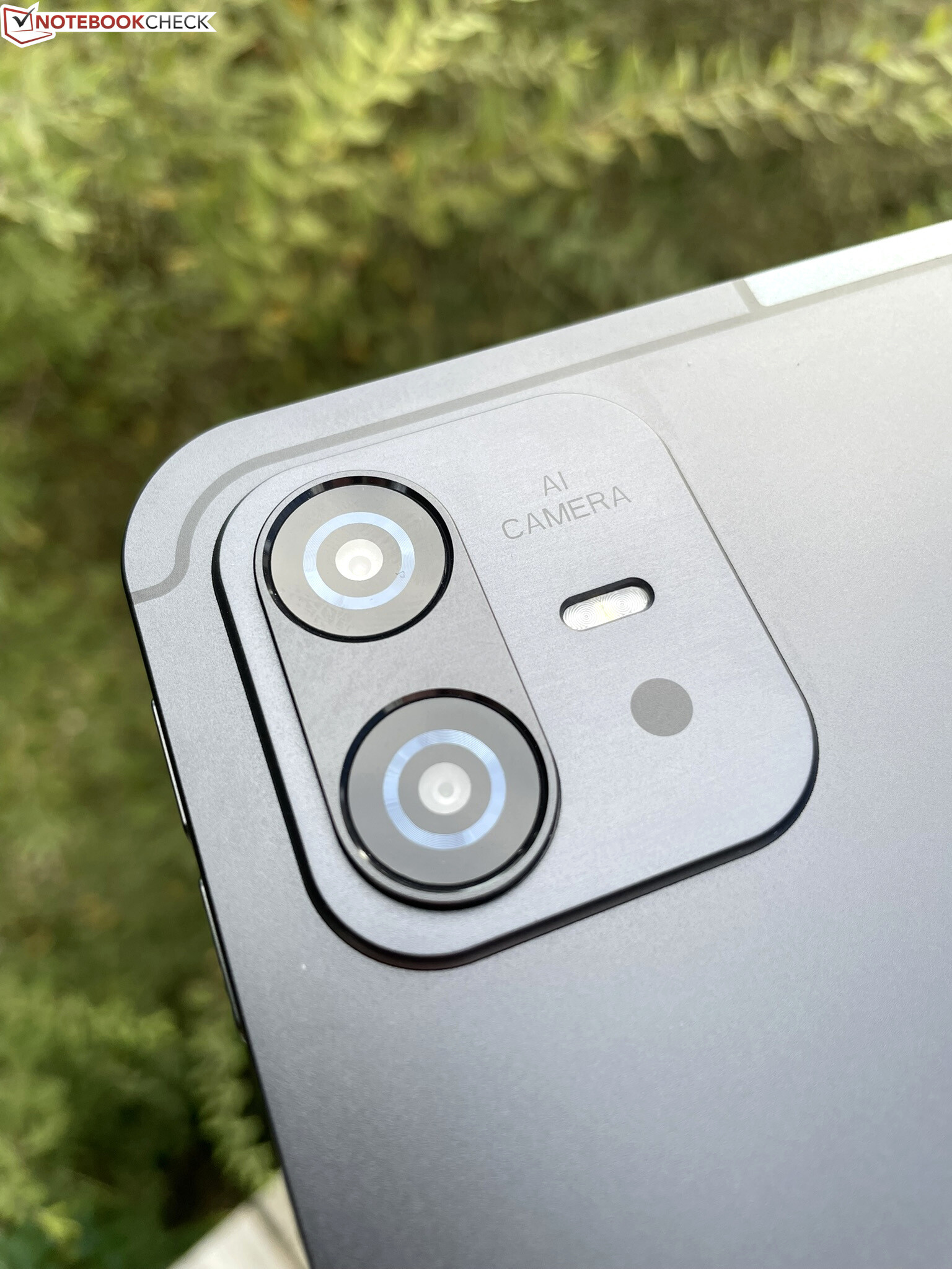 Ekran kalemi ve metal kasaya sahip uygun fiyatlı 12,7 inç tablet ...